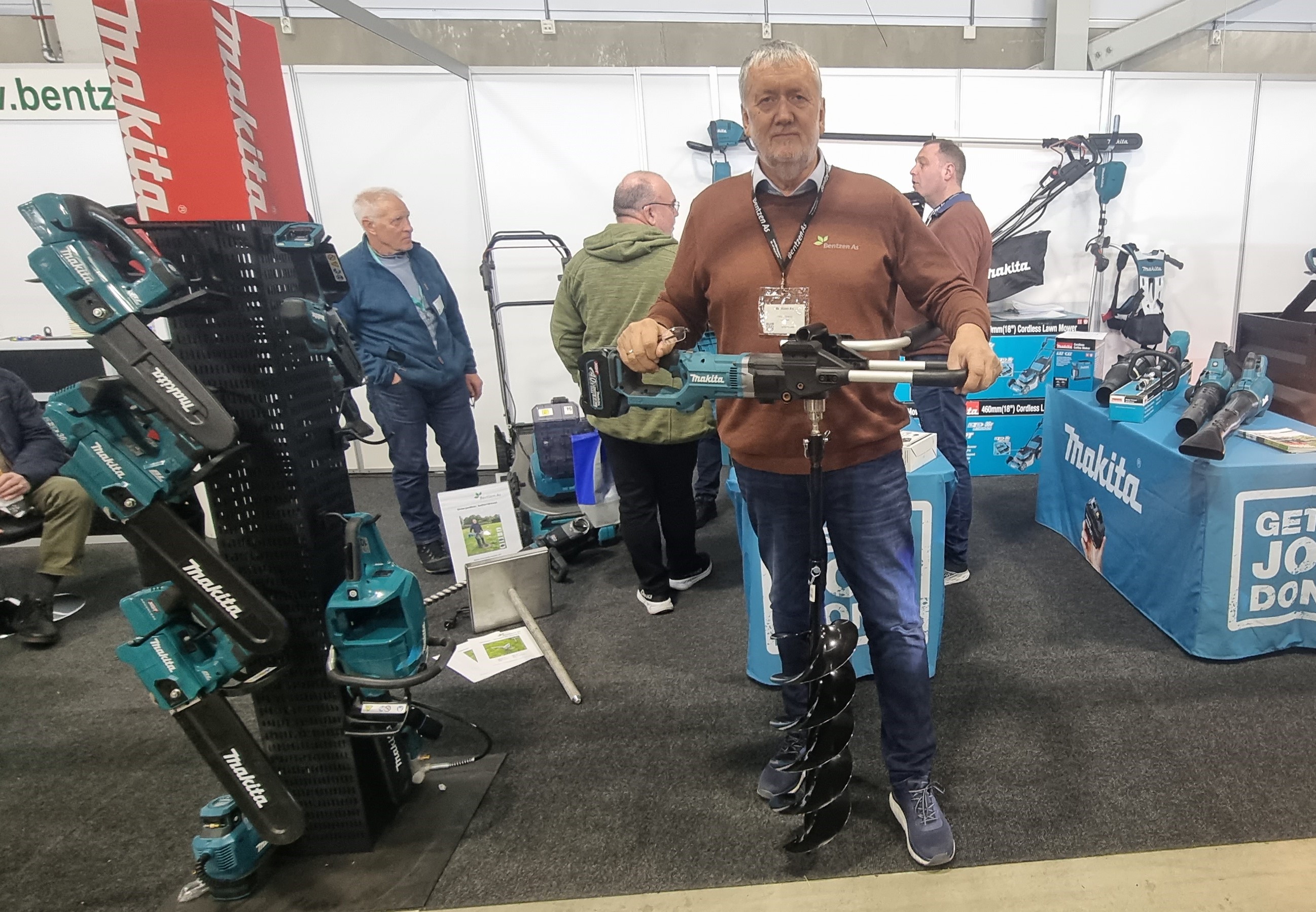 Makita og Paxter | Gravplassen